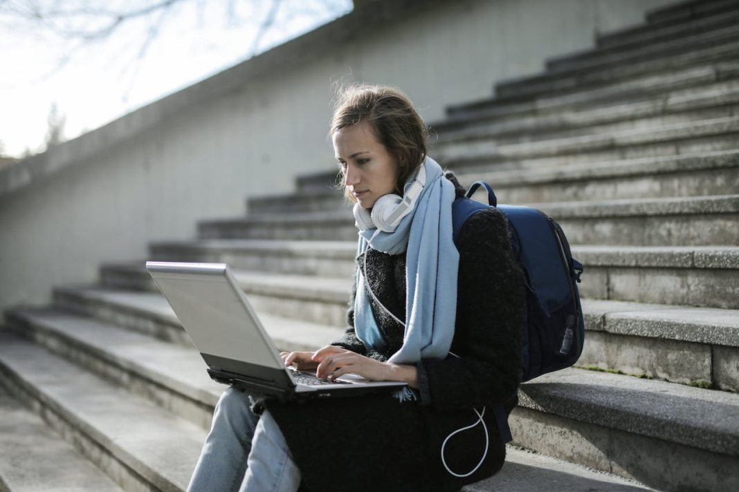Top 10 Best Online Universities in Canada And Their Fees 2026 - SchoolRack